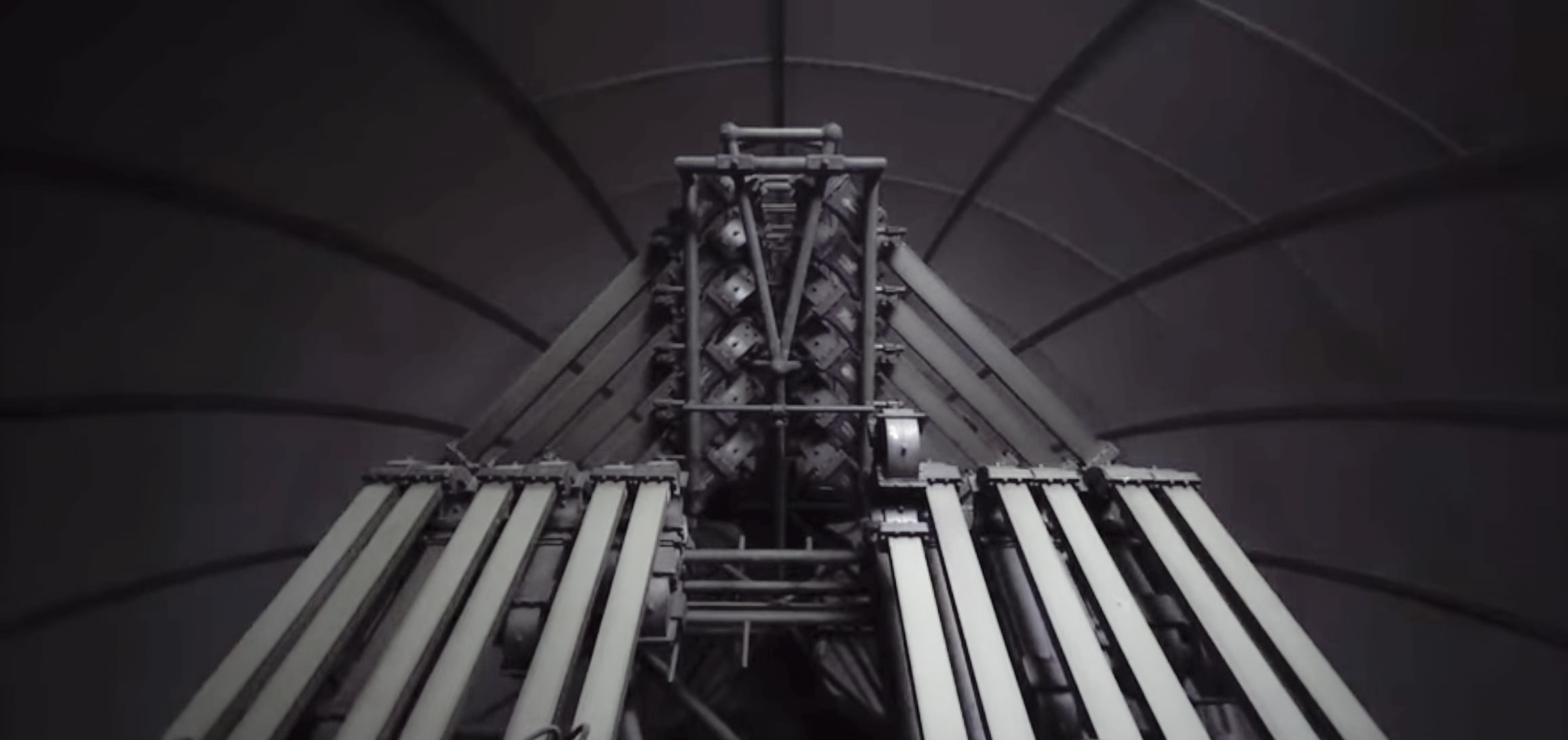 NATO Radarkuppel - Militärisches Flug-Radar mit Kontroll-Bunker ...